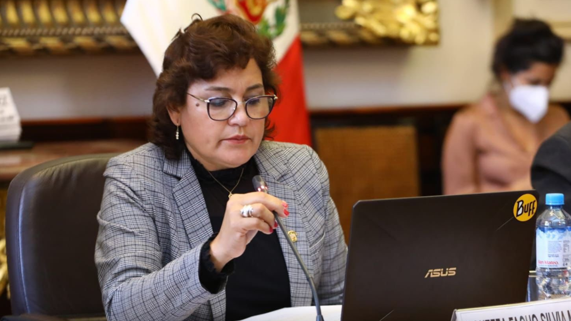 Monteza a Castillo : “Vive en un mundo paralelo donde todo es color de ...